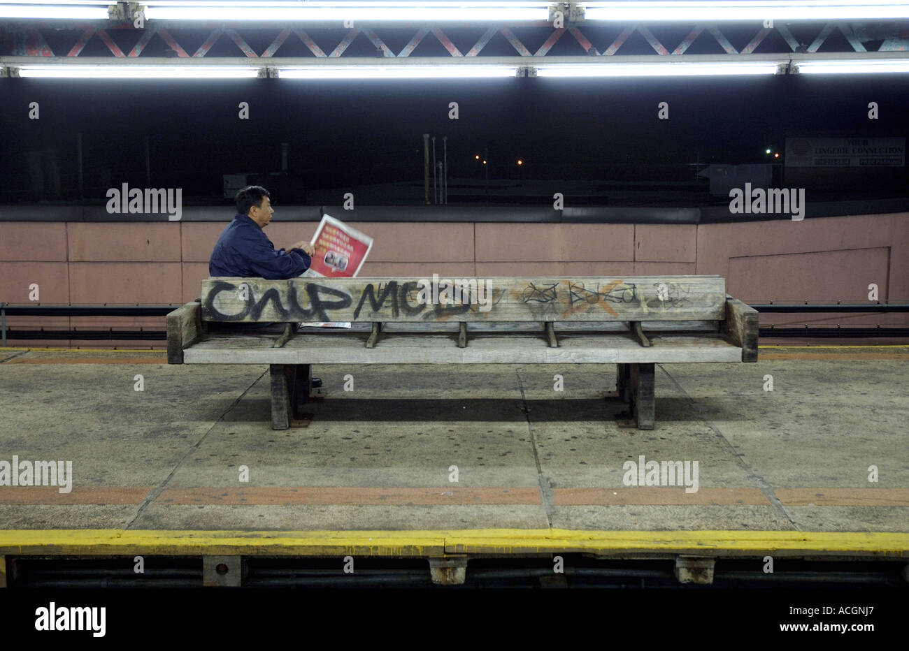 Bench new york subway hi-res stock photography and images - Alamy