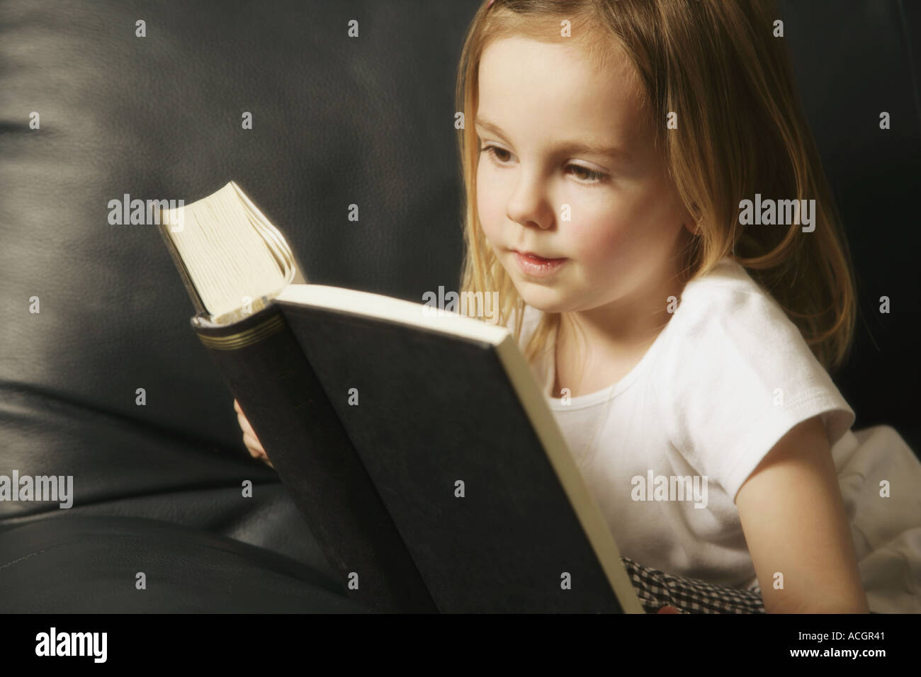 Little girl reading Stock Photo - Alamy