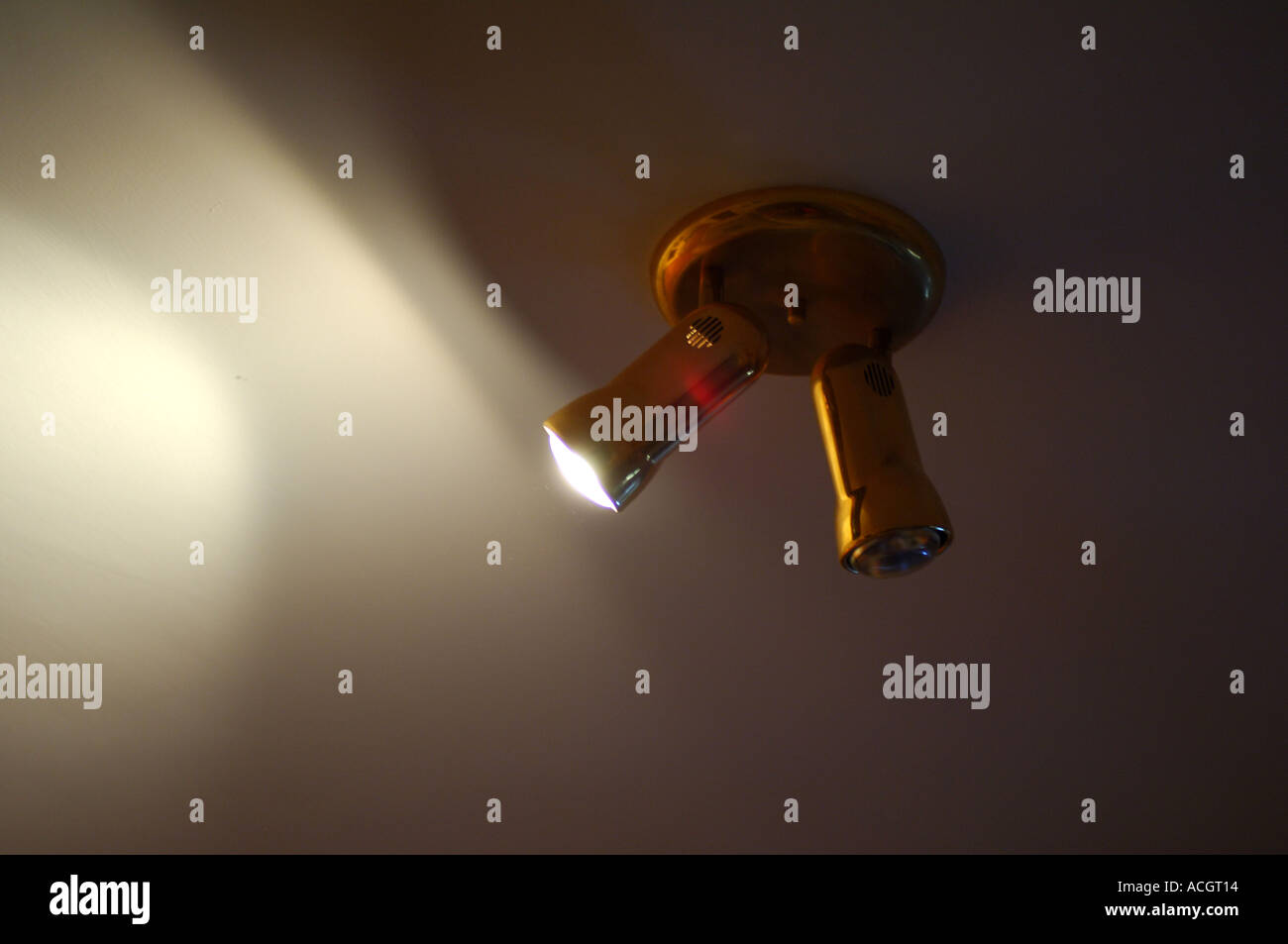 Spotlights pointing up hi-res stock photography and images - Alamy