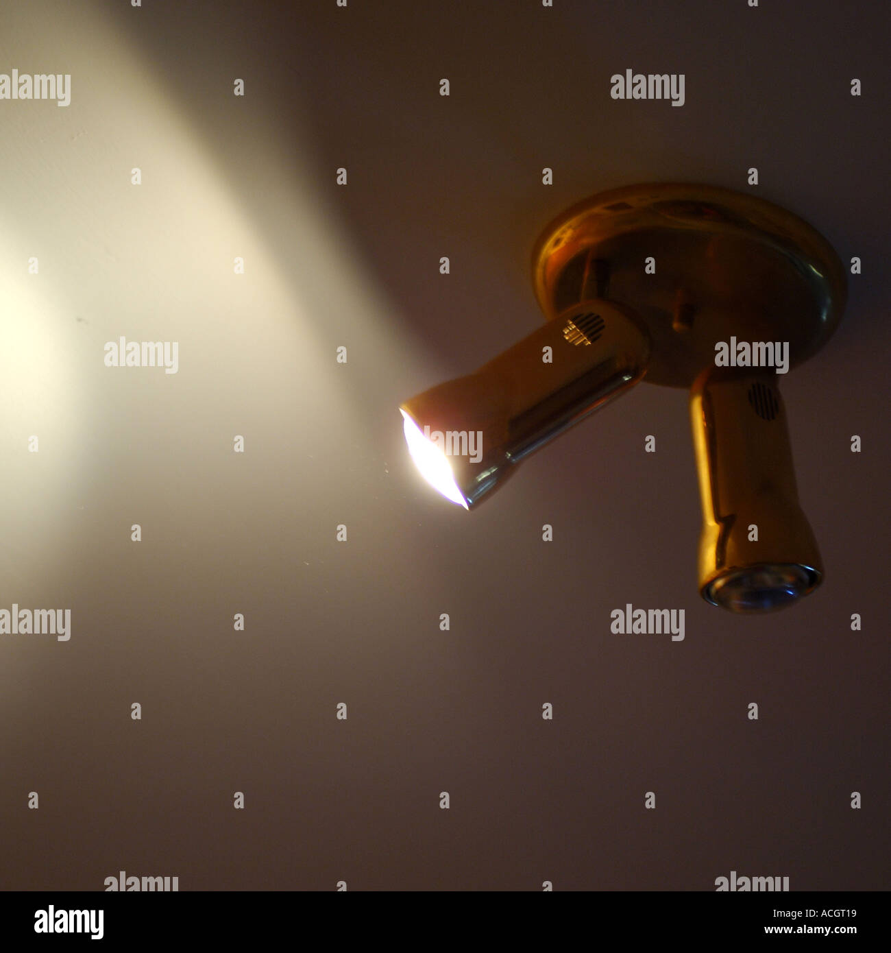 Spotlights pointing up hi-res stock photography and images - Alamy