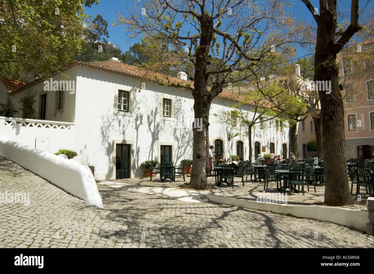 Uncrowded restaurant hi-res stock photography and images - Alamy
