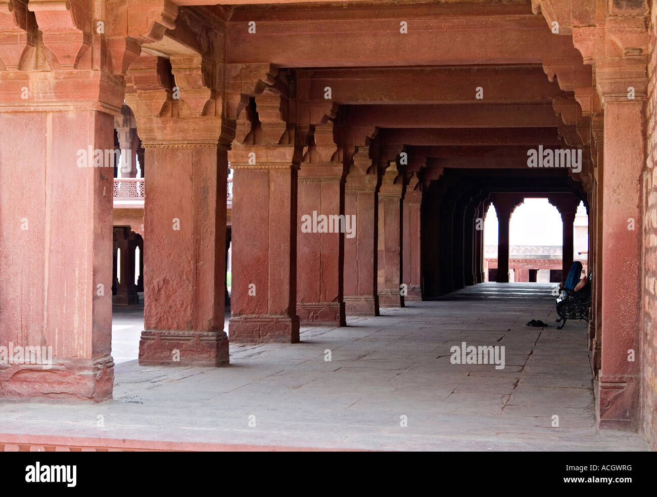 Repeating pillars hi-res stock photography and images - Alamy
