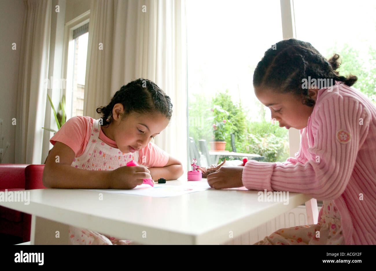Two girls drawing a picture Stock Photo - Alamy