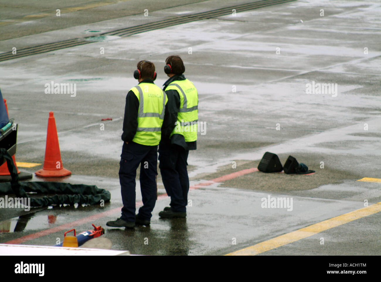 Airport security staff hi-res stock photography and images - Alamy