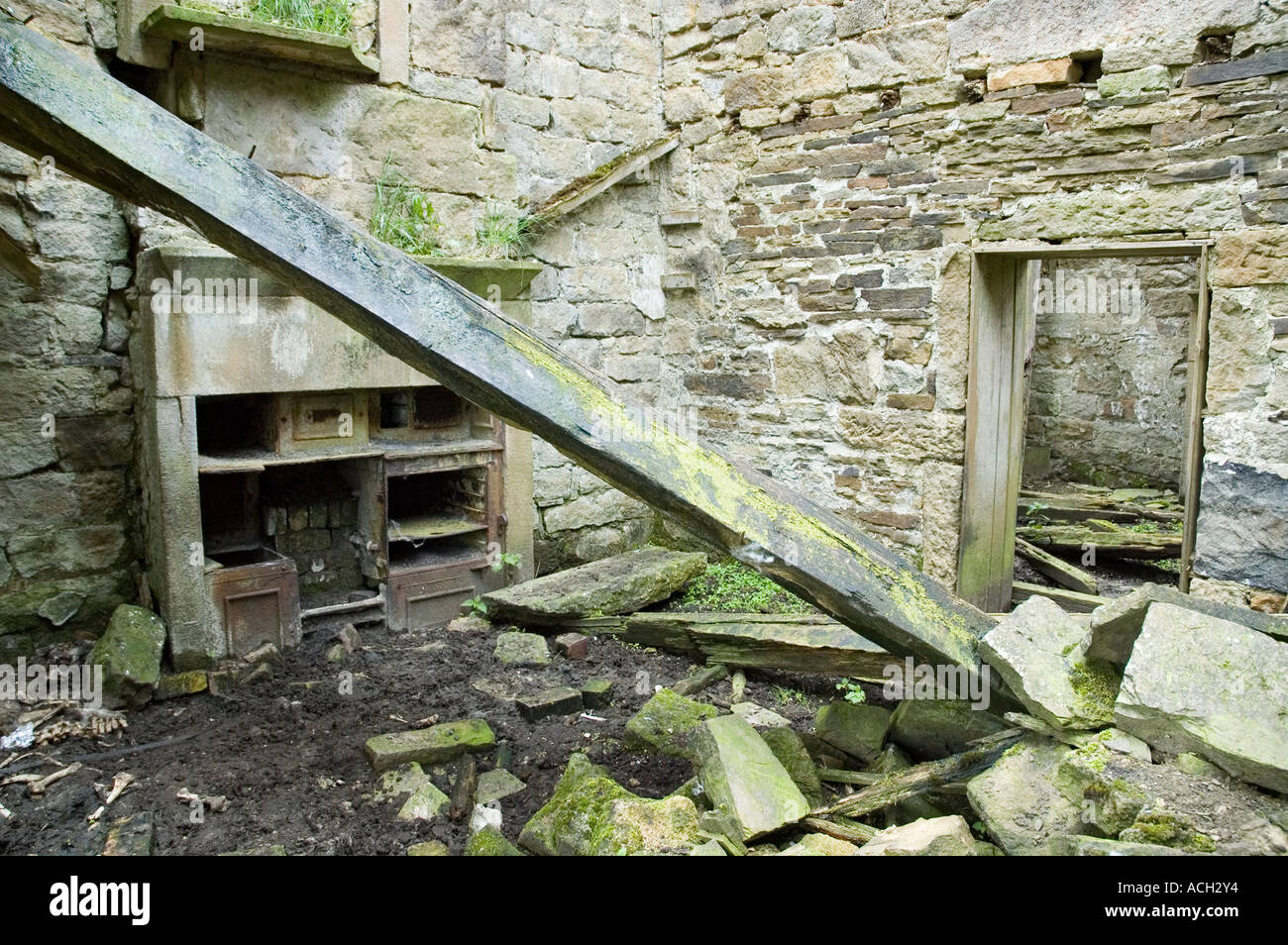 Abandoned and derelict farm house West Yorkshire Stock Photo - Alamy