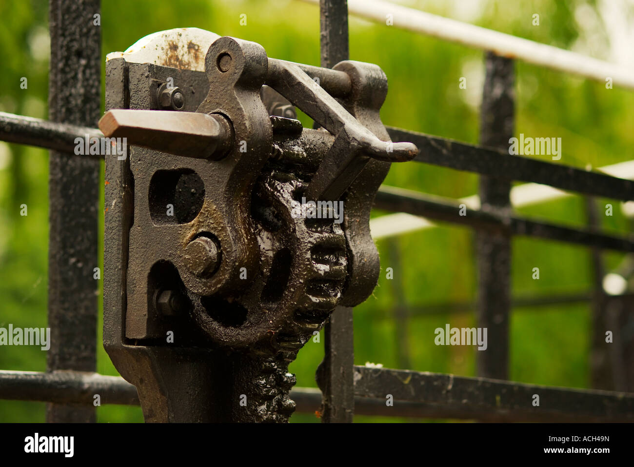Canal lock mechanism hi-res stock photography and images - Alamy