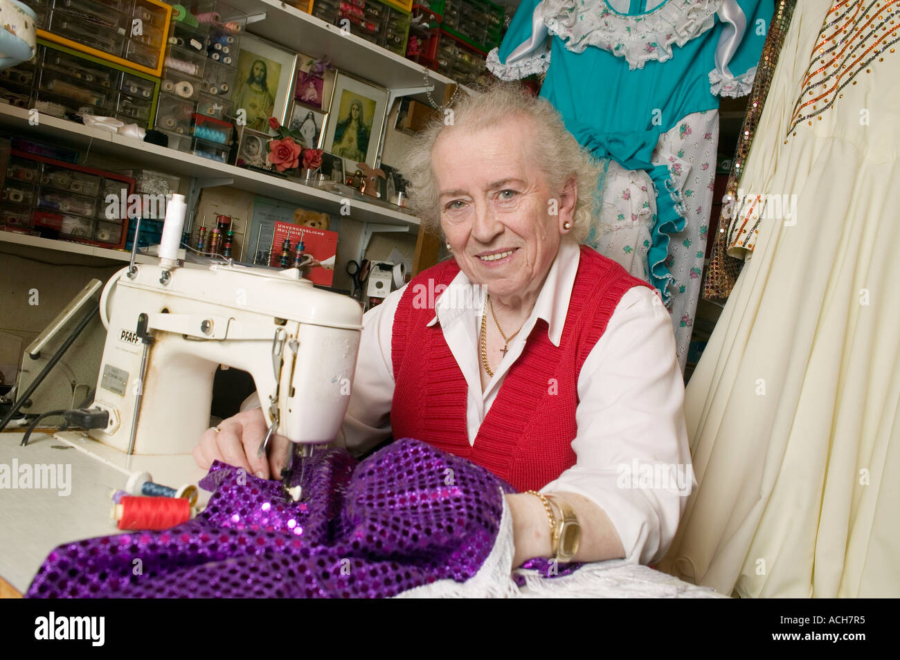 Stil working hi-res stock photography and images - Alamy