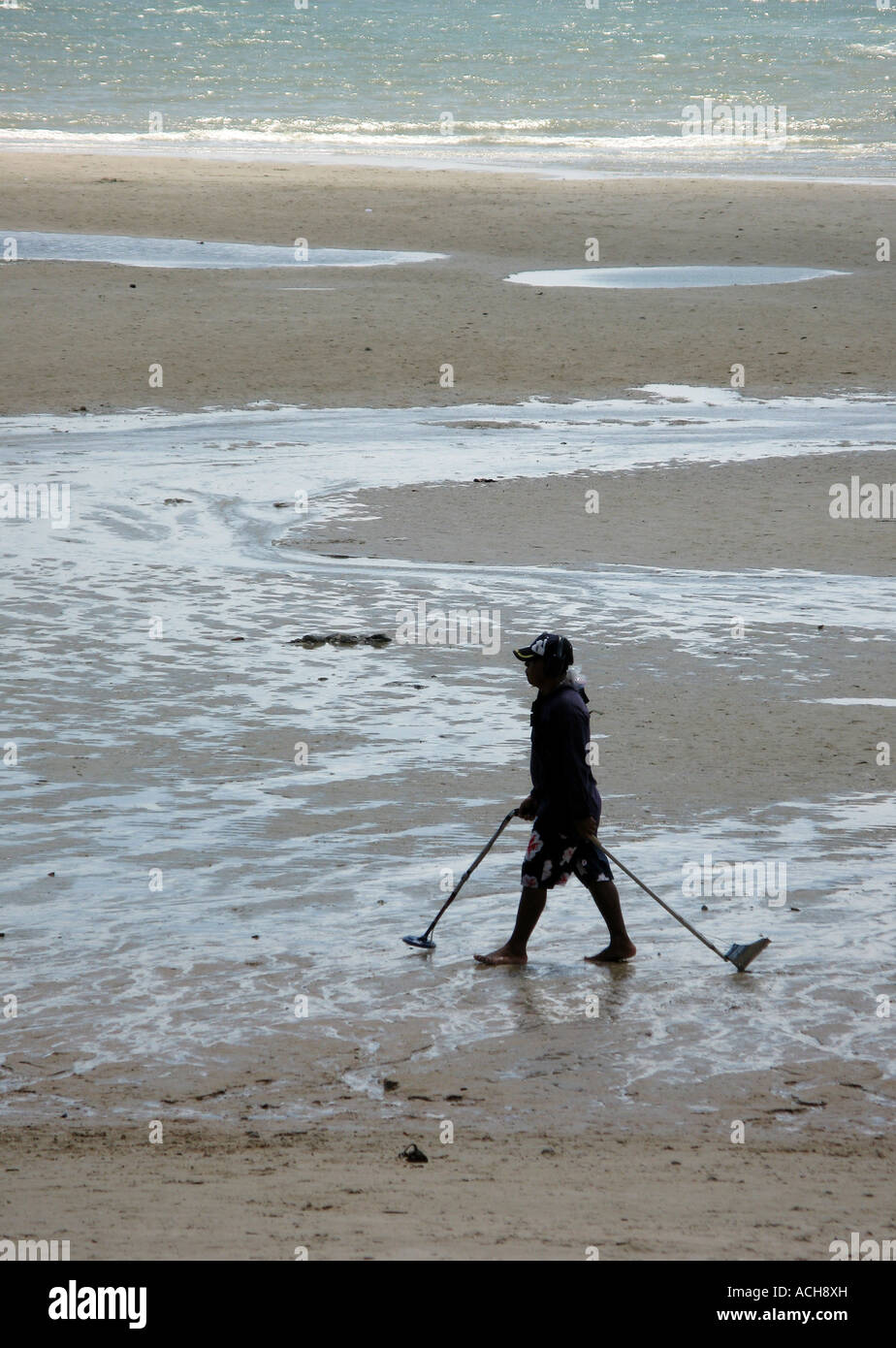Beach combing hi-res stock photography and images - Alamy