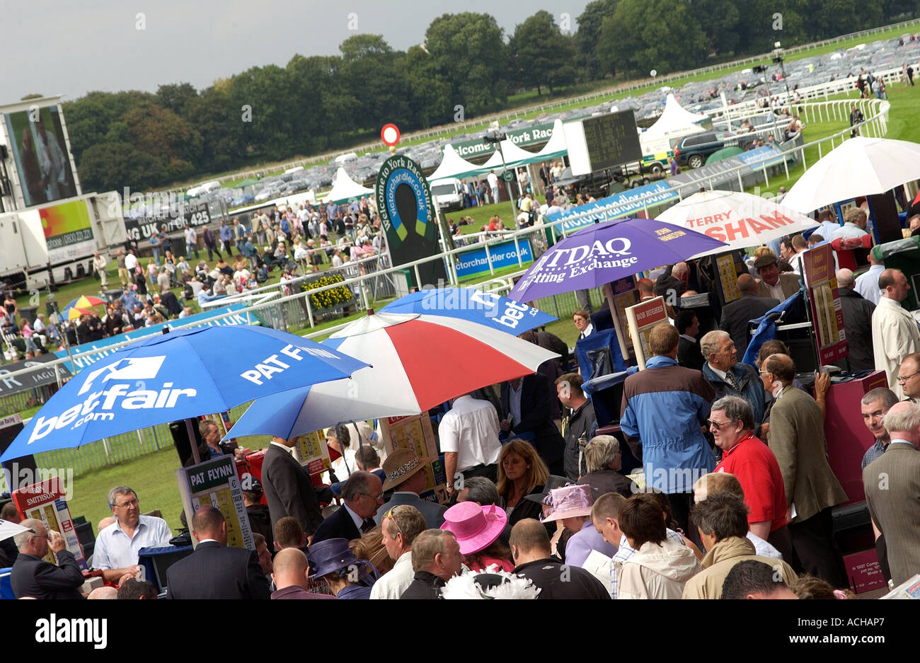St ledger horse race hi-res stock photography and images - Alamy