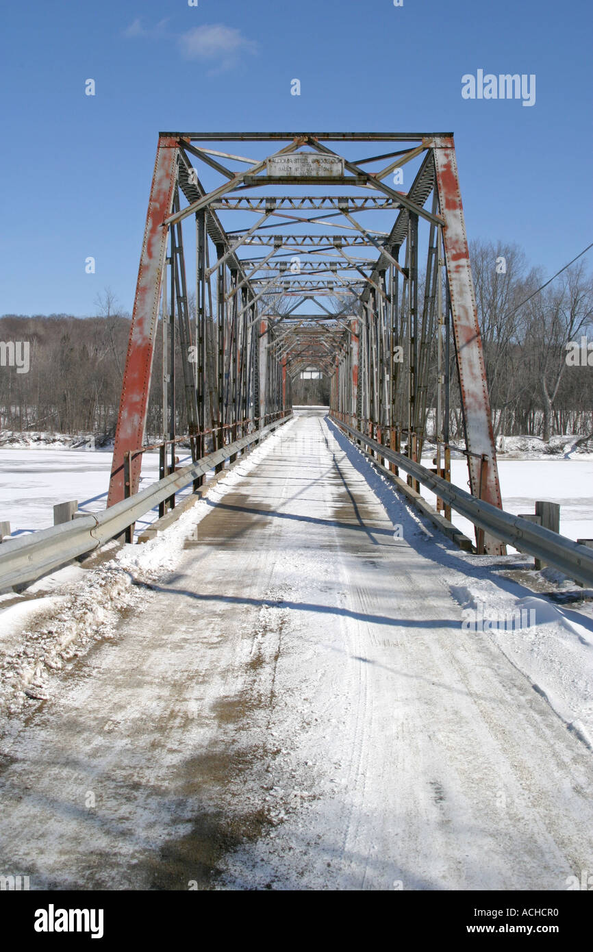 Narrow single lane road bridge hi-res stock photography and images - Alamy