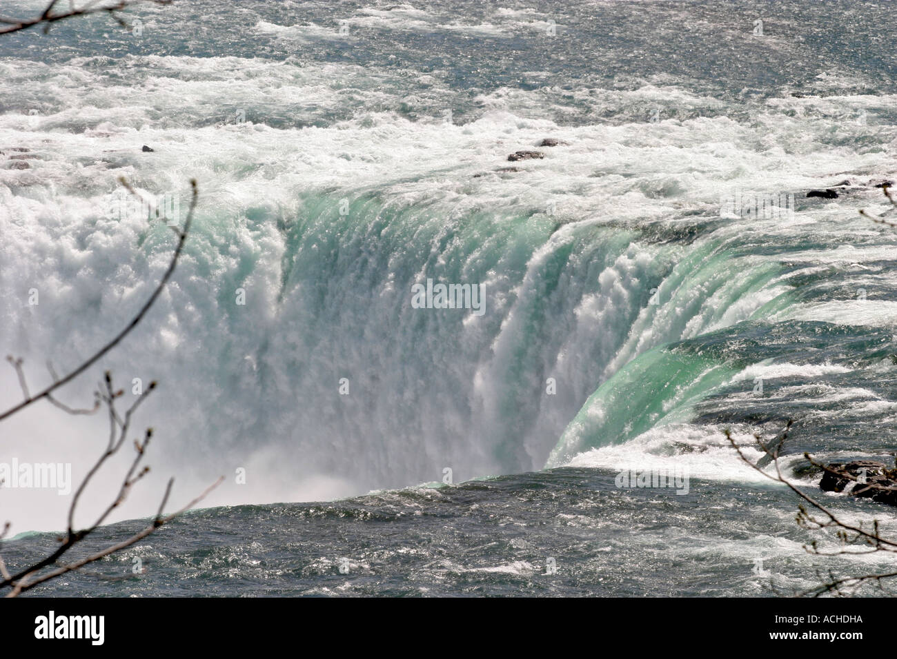 waters of Niagara Falls cascading over the cliff's edge Stock Photo - Alamy