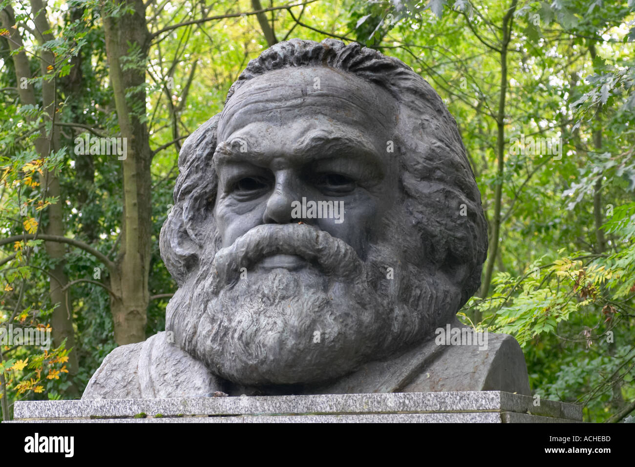 Bust of Karl Marx on his grave at East Highgate Cemetery London Stock ...