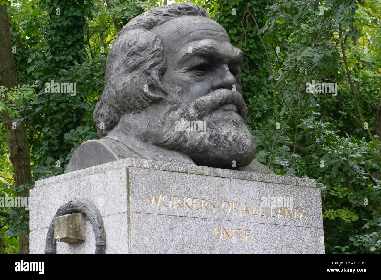 Bust of Karl Marx on his grave at East Highgate Cemetery London Stock ...
