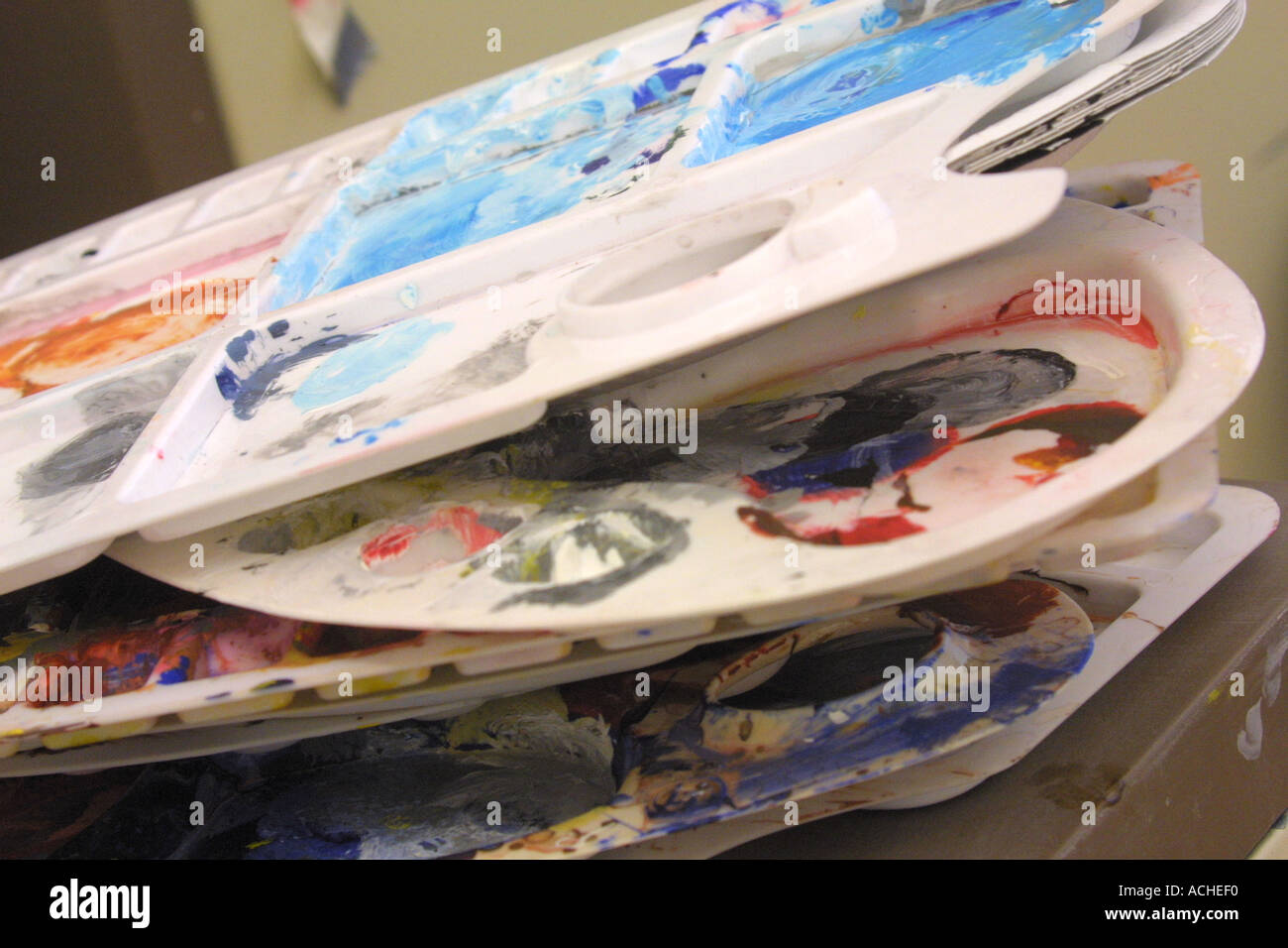 Artists palettes hi-res stock photography and images - Alamy