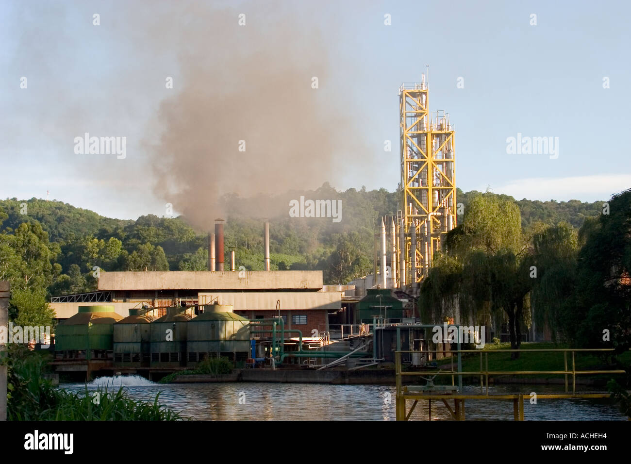 Factory spewing out smoke and fumes Stock Photo - Alamy