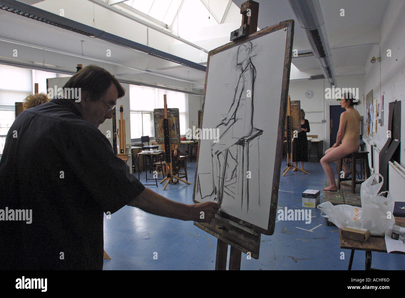 mature male student drawing Female model in studio art class Stock ...