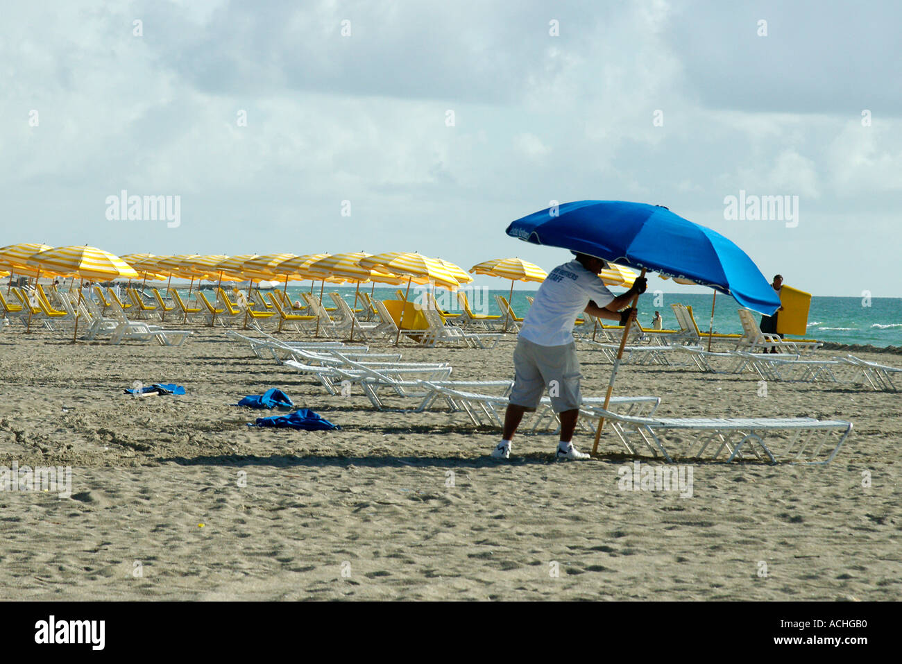 Setting up a parasol Stock Photo - Alamy