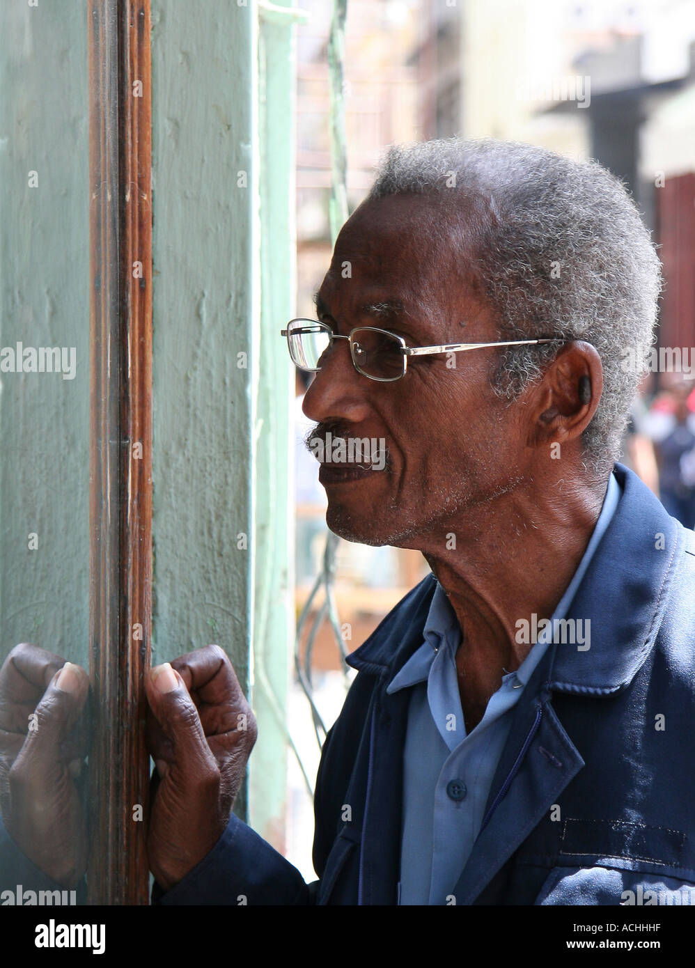 An old man staring into a shop window Stock Photo - Alamy