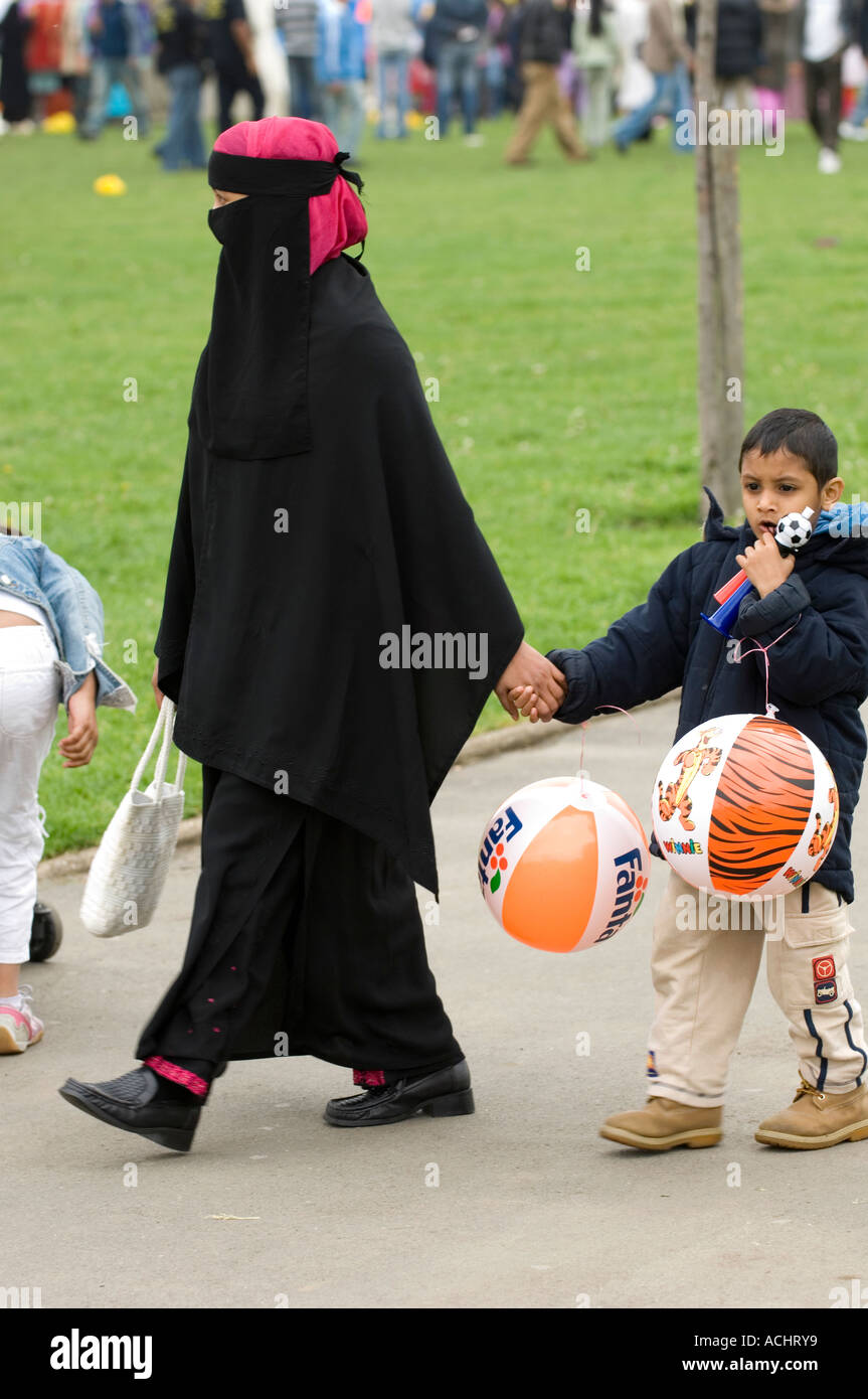 Muslim woman wearing niqab Stock Photo - Alamy
