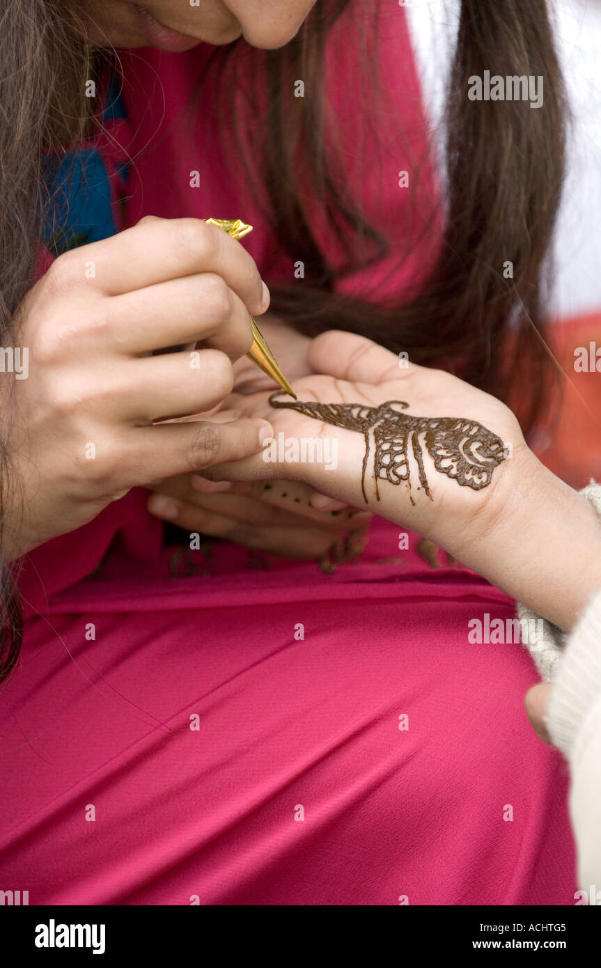 Applying henna for mehndi Stock Photo - Alamy