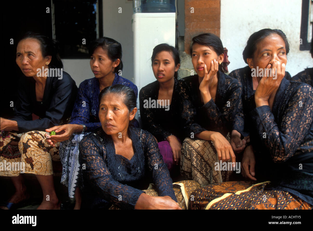 Hindu family mourning hi-res stock photography and images - Alamy