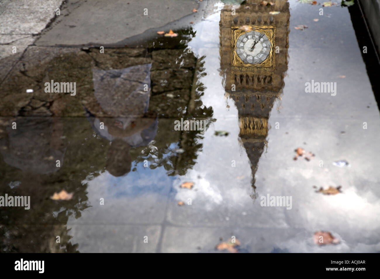 Reflection of Big Ben and people in puddle London Stock Photo - Alamy