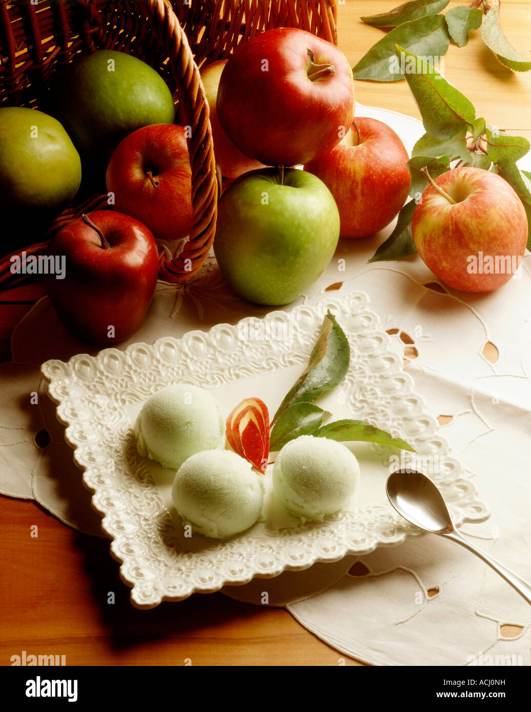 3 apples hi-res stock photography and images - Alamy