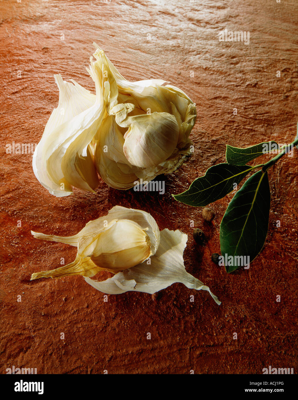 Garlic pods bay leaf Stock Photo - Alamy