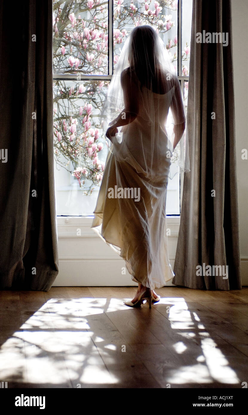 Bride awaits her father to take her to the church Stock Photo - Alamy