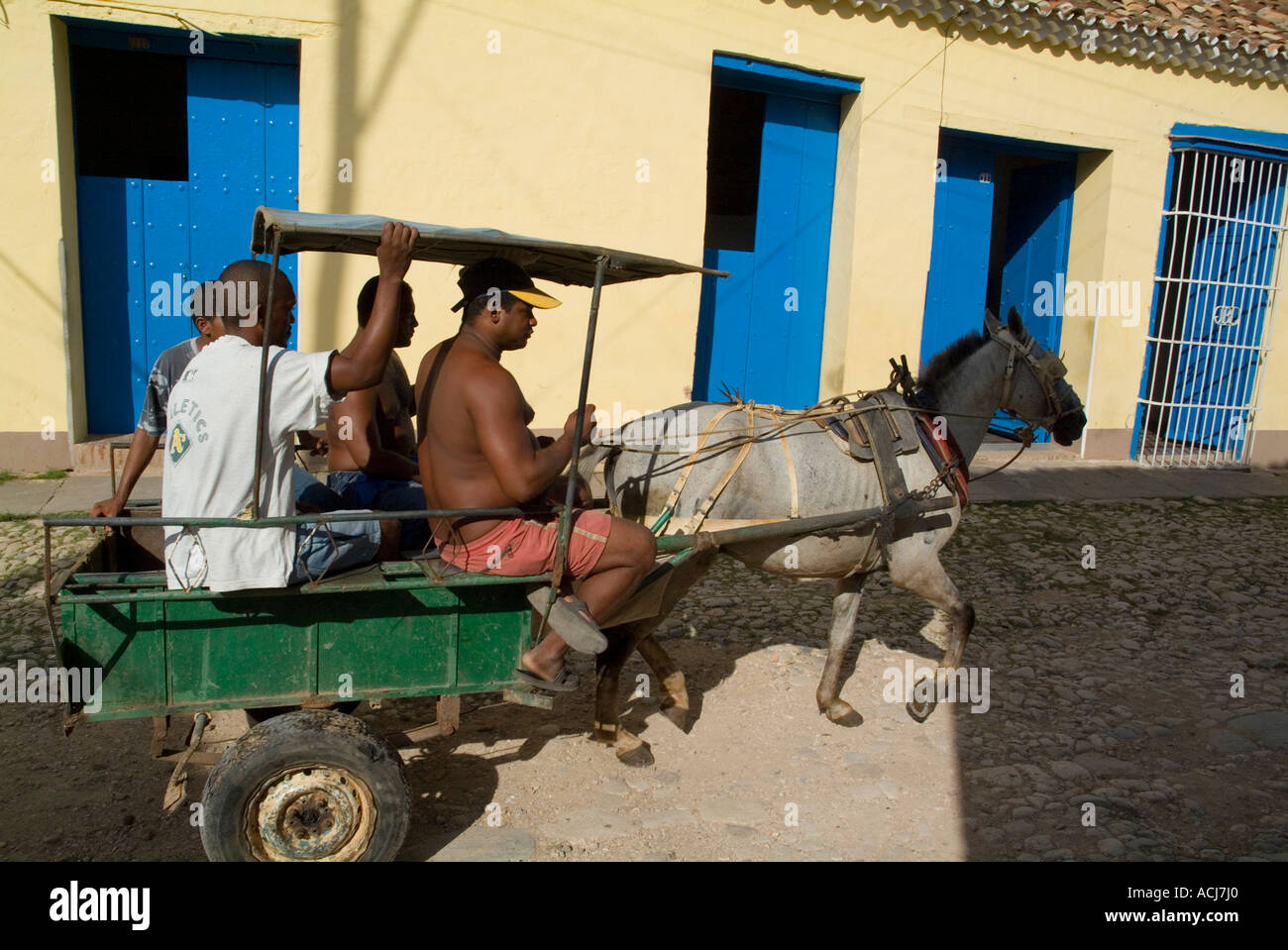 Horse drawn carts in cuba hi-res stock photography and images - Alamy
