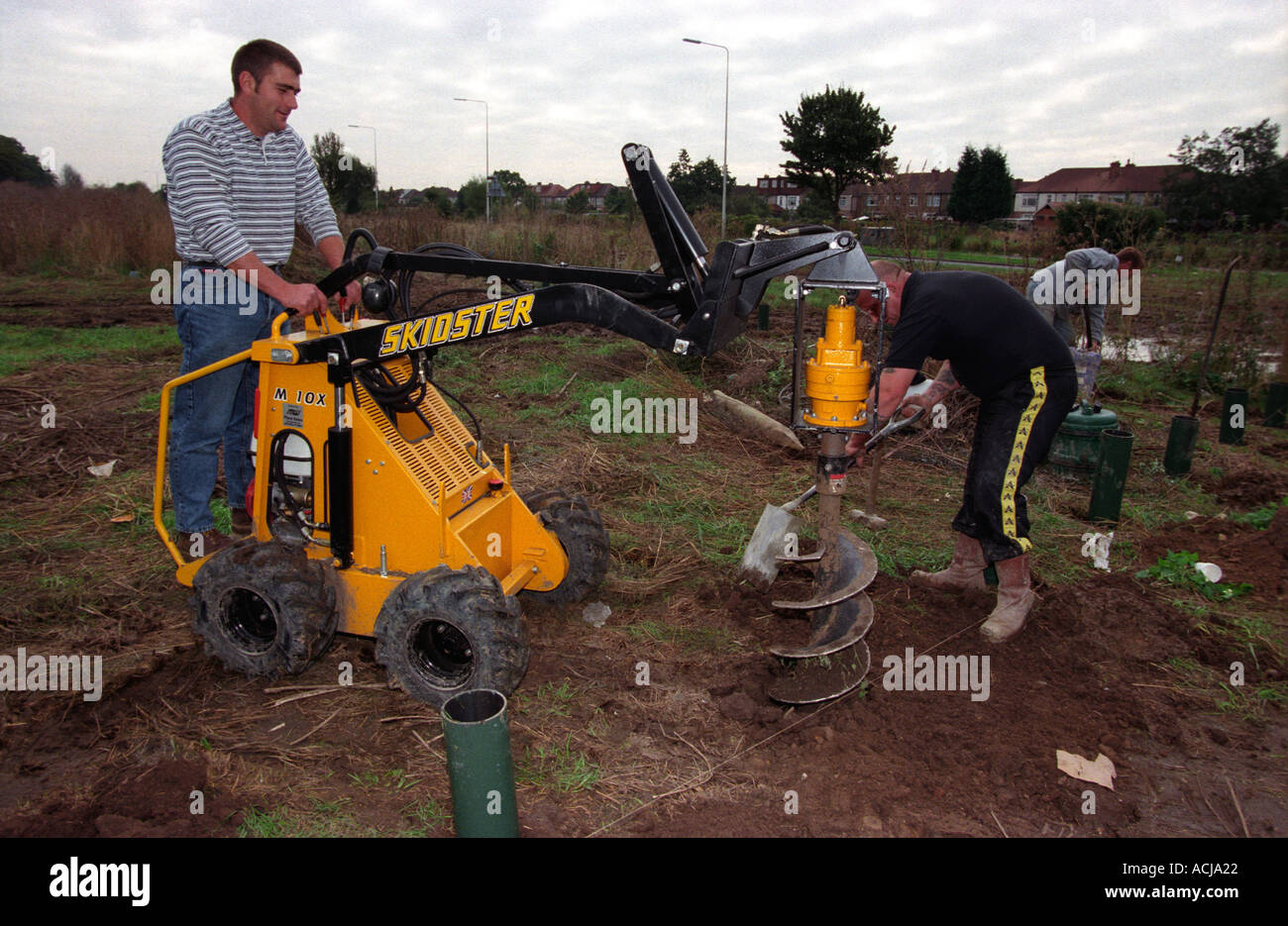 Workmen constructing barrier fencing, Middlesex, UK Stock Photo - Alamy