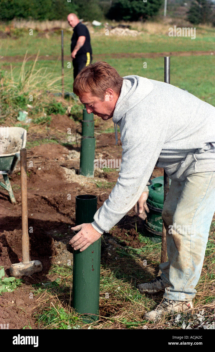 Workman constructing fence, Middlesex, UK Stock Photo - Alamy