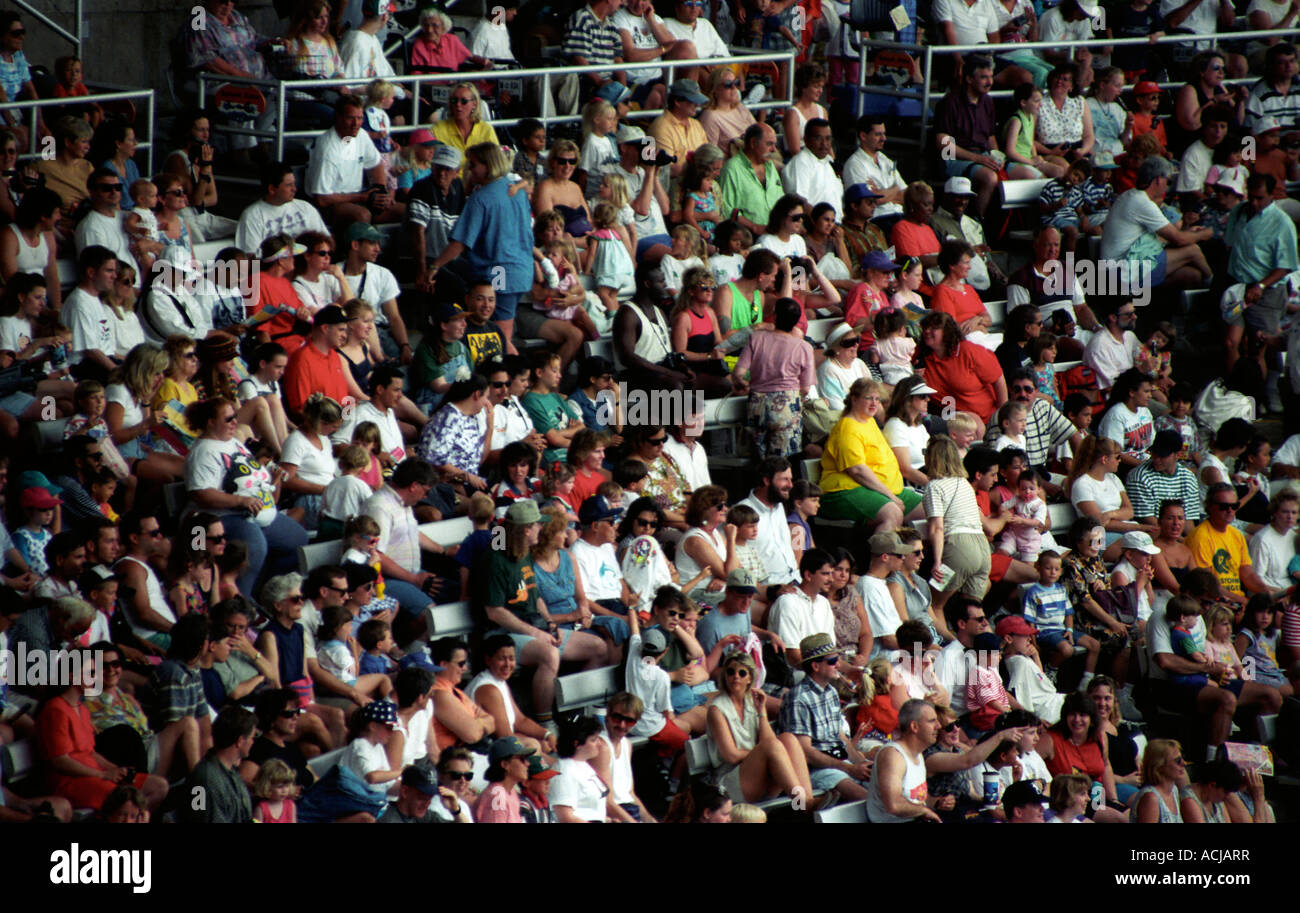 Crowd watching show hi-res stock photography and images - Alamy