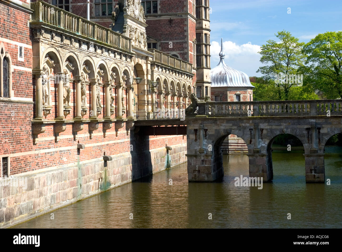 Entrance over the moat to Fredriksborg Slot Hillerød Denmark Stock ...