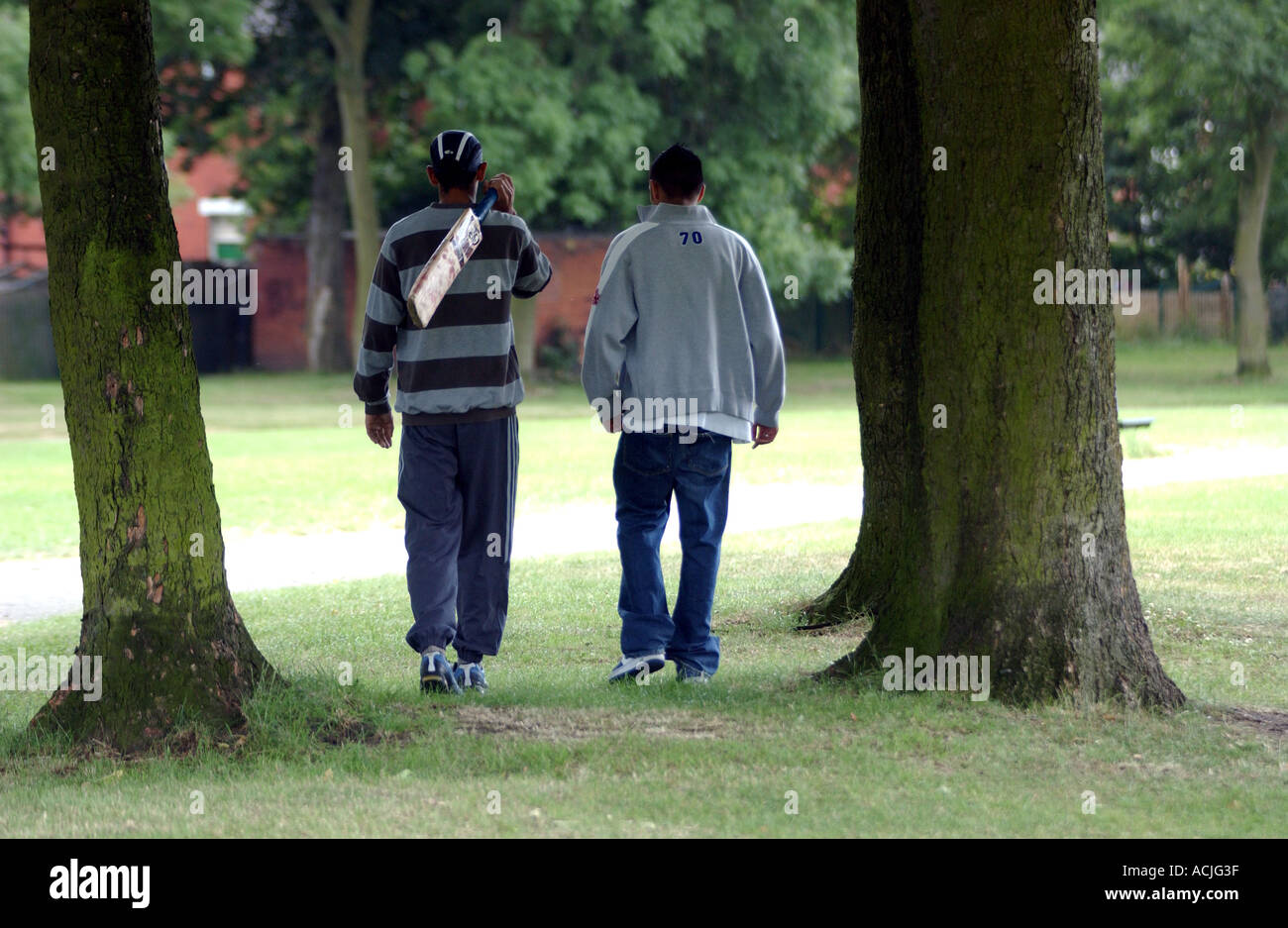 COPYRIGHT PIC BY HOWARD BARLOW young Asian teenagers with cricket bat ...