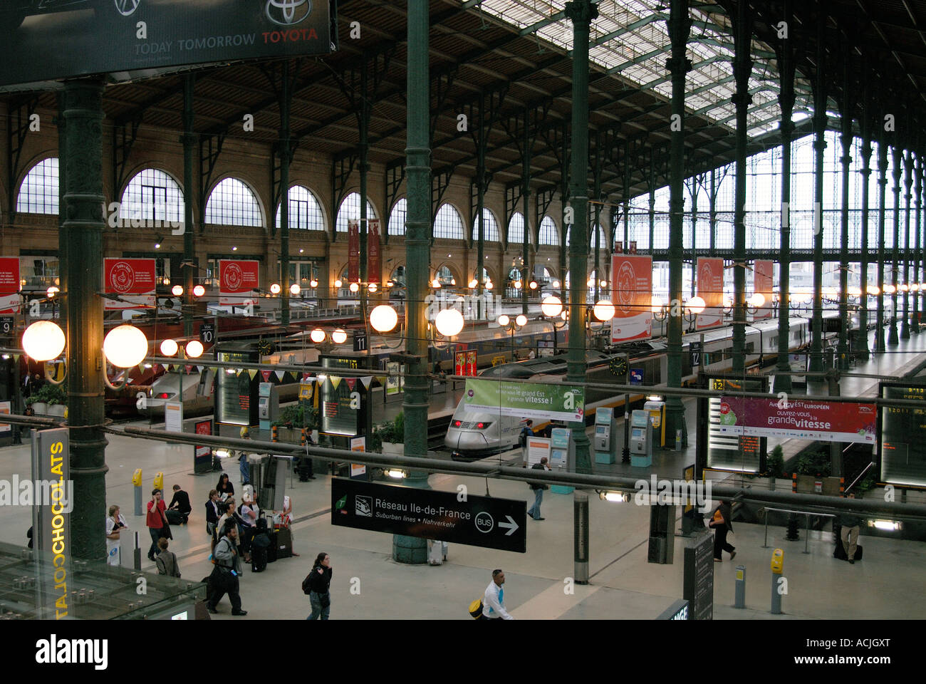 Eurostar train platform gare du nord hi-res stock photography and ...