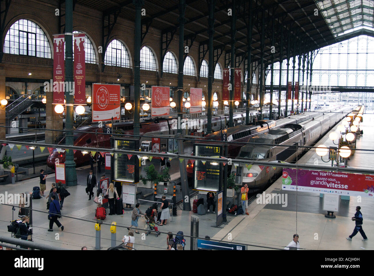 Eurostar train platform gare du nord hi-res stock photography and ...