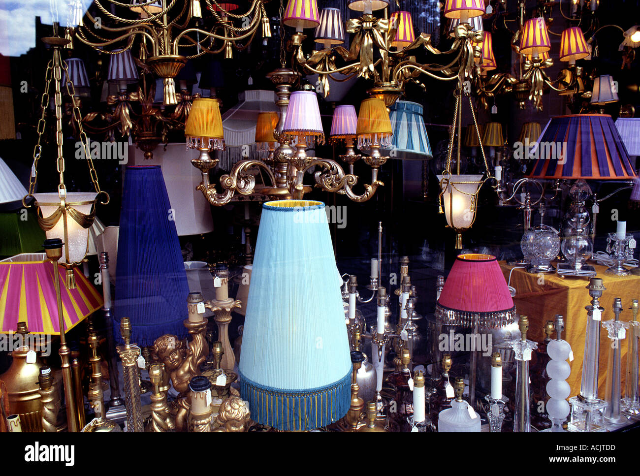 Grouped pendant lights hi-res stock photography and images - Alamy