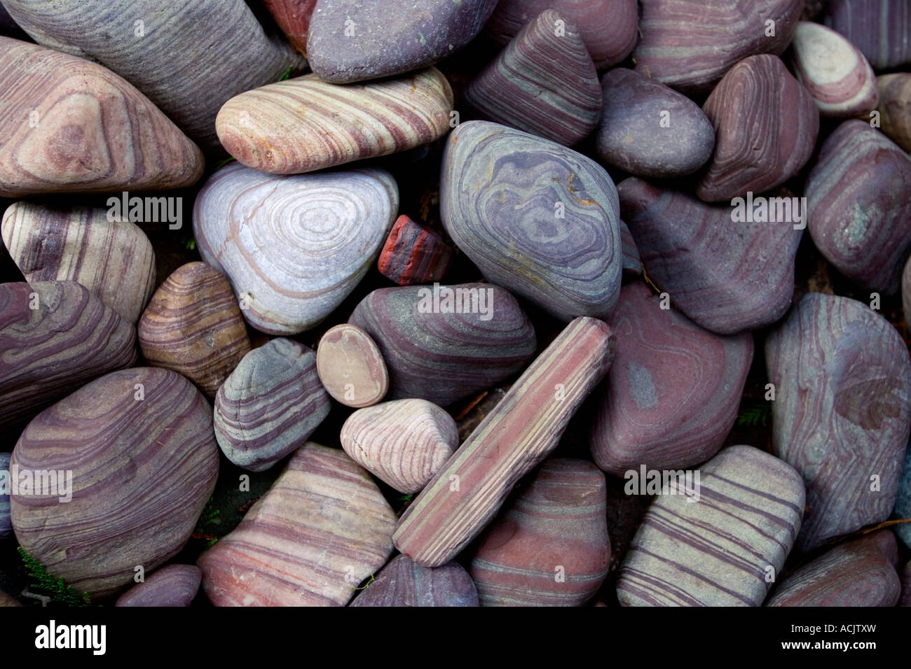 River rock patterns Stock Photo - Alamy