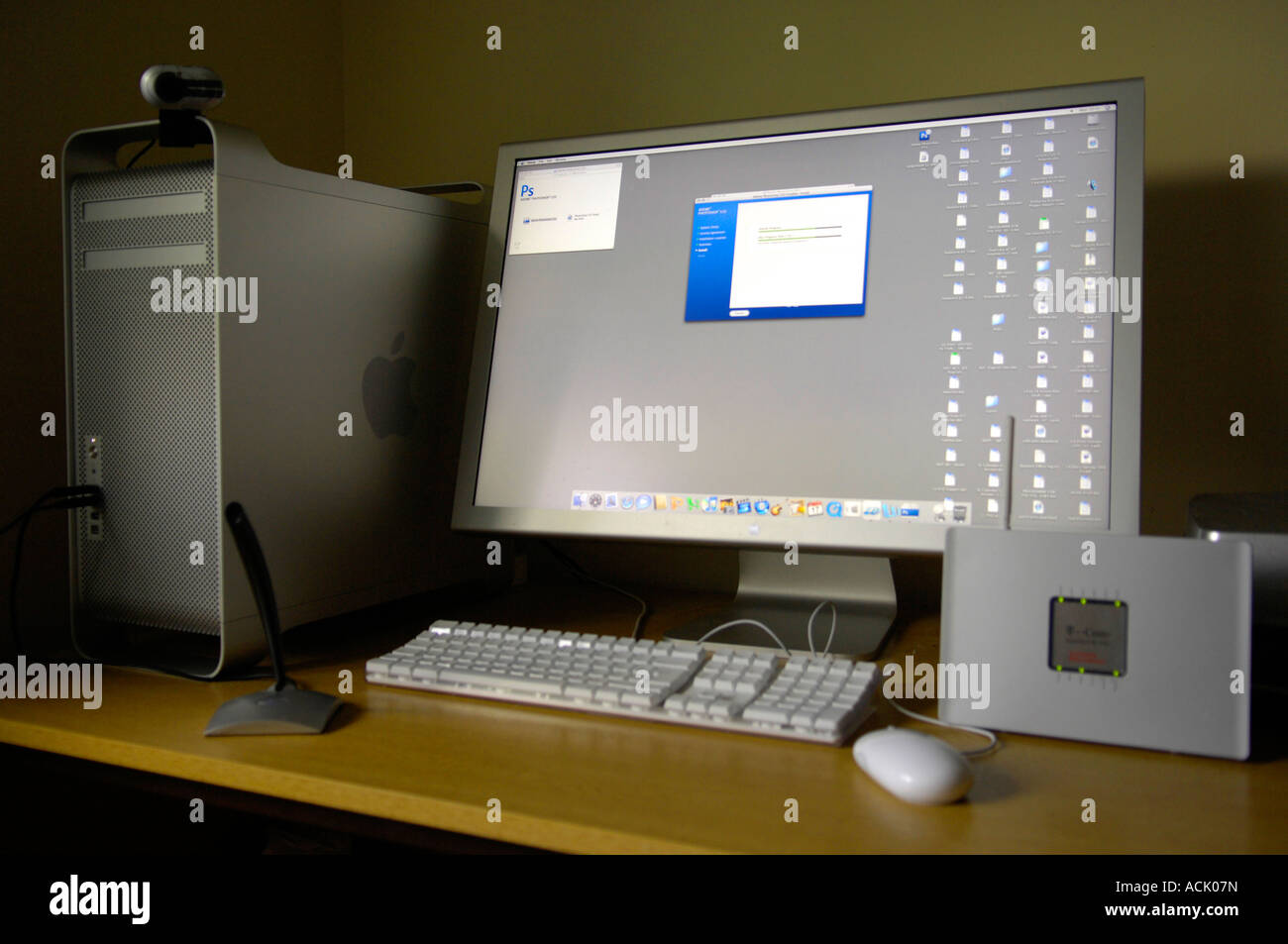 apple mac macpro cinema display screen monitor computer computing desk ...