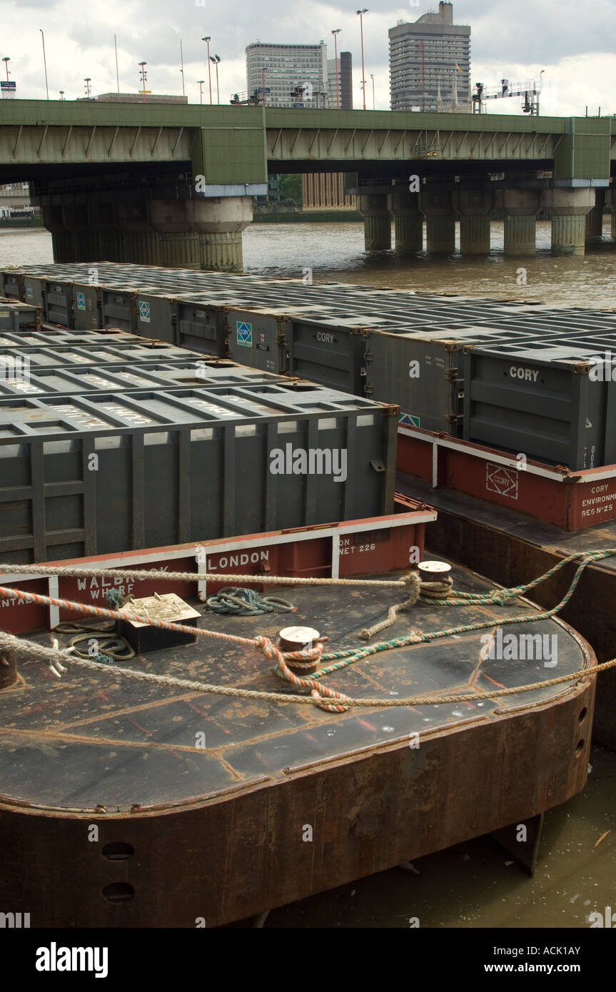 Waste barges on the thames hi-res stock photography and images - Alamy