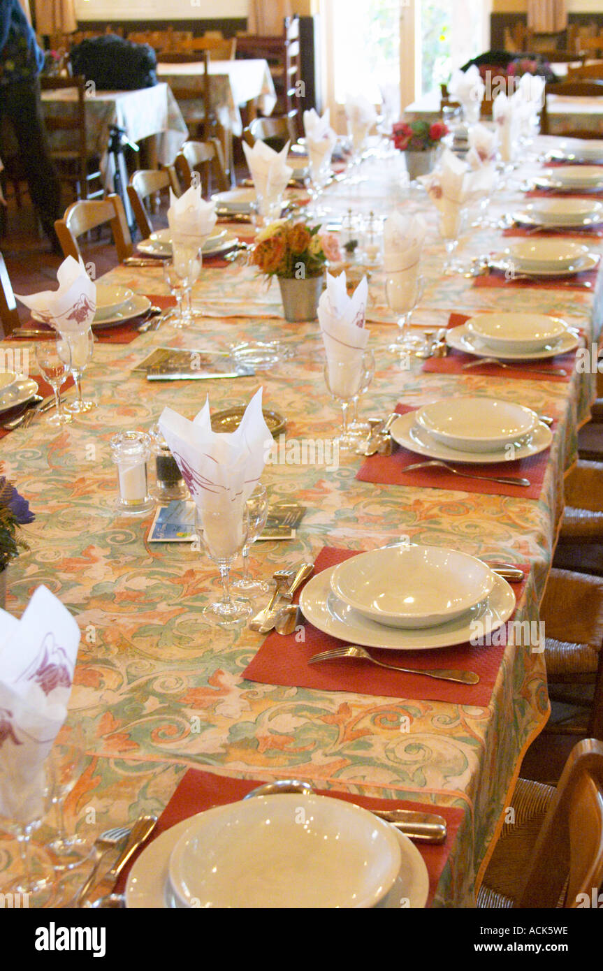 Table de ferme hi-res stock photography and images - Alamy