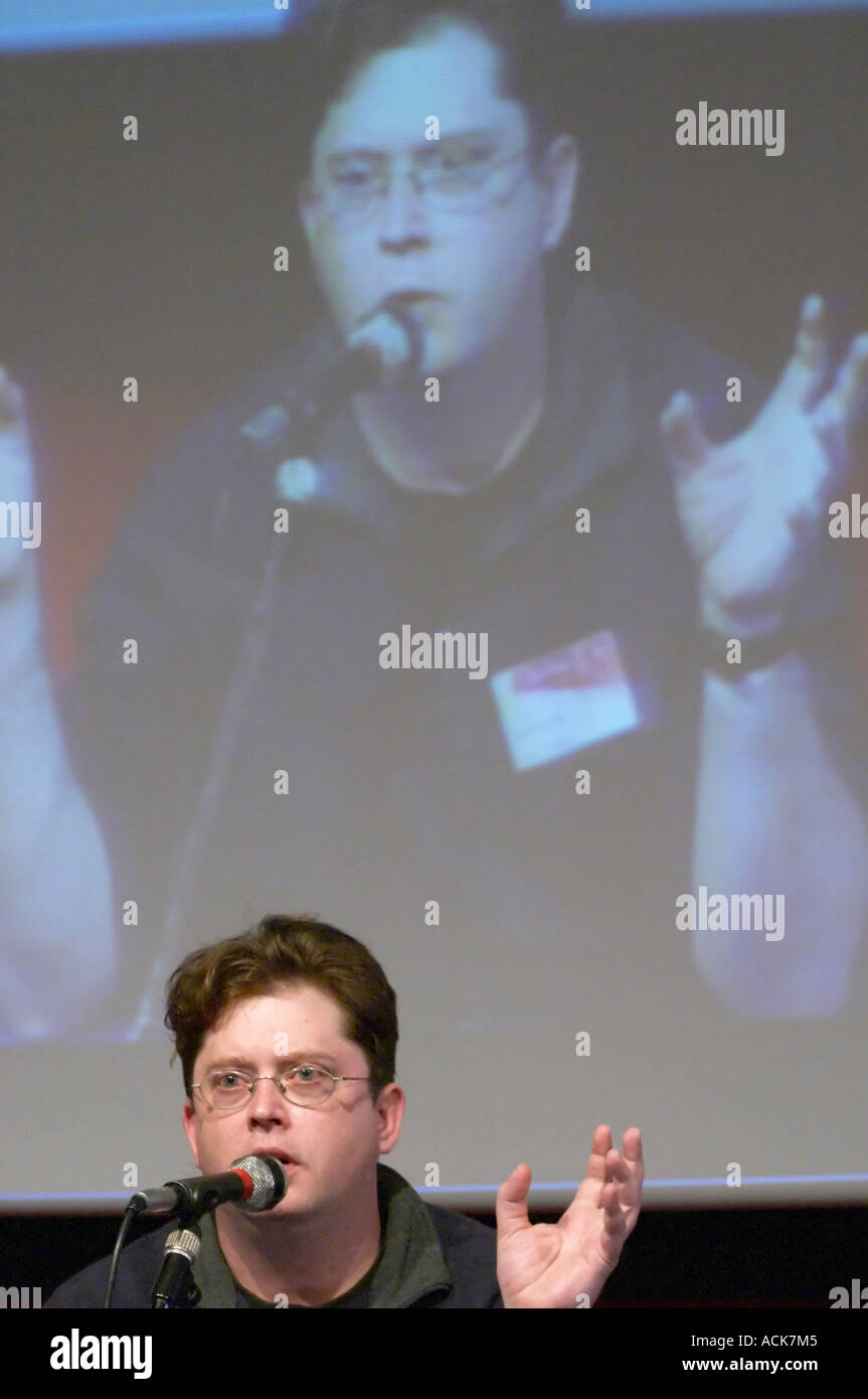 Hugh MacLeod at the Les Blog conference in Paris December 2005 on ...