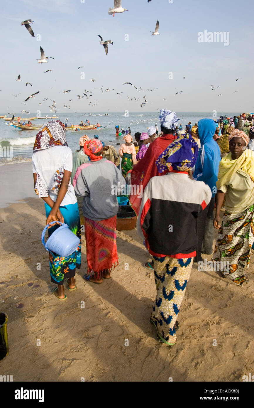 Crowd of african fishermen hi-res stock photography and images - Alamy