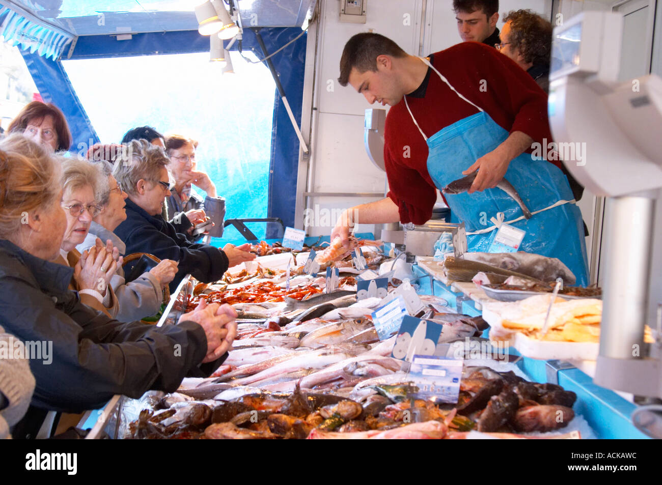 Ladies selling fish hi-res stock photography and images - Alamy