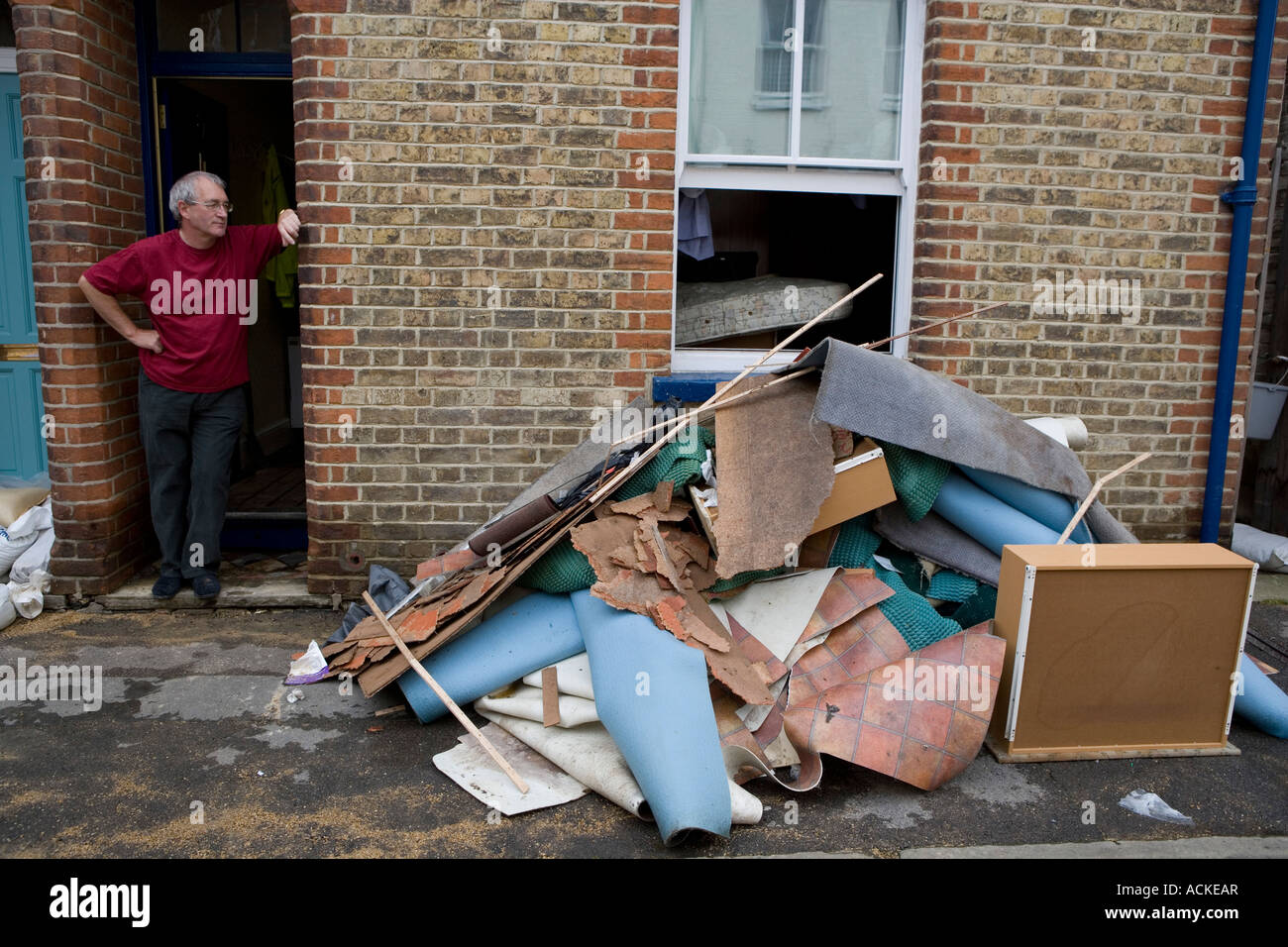 Residents of Duke street Botley clear out their houses as the flood ...