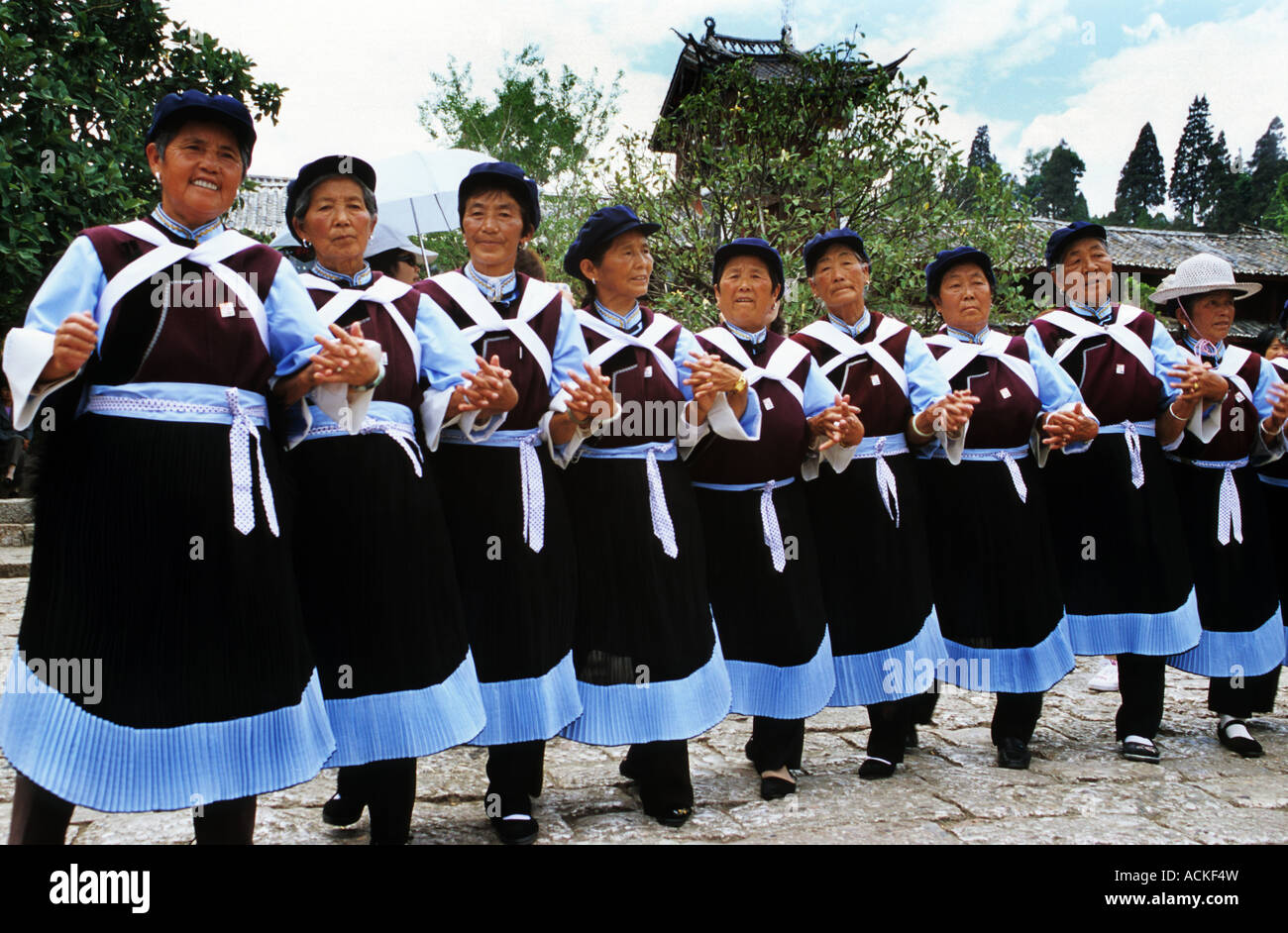 China naxi women dance hi-res stock photography and images - Alamy