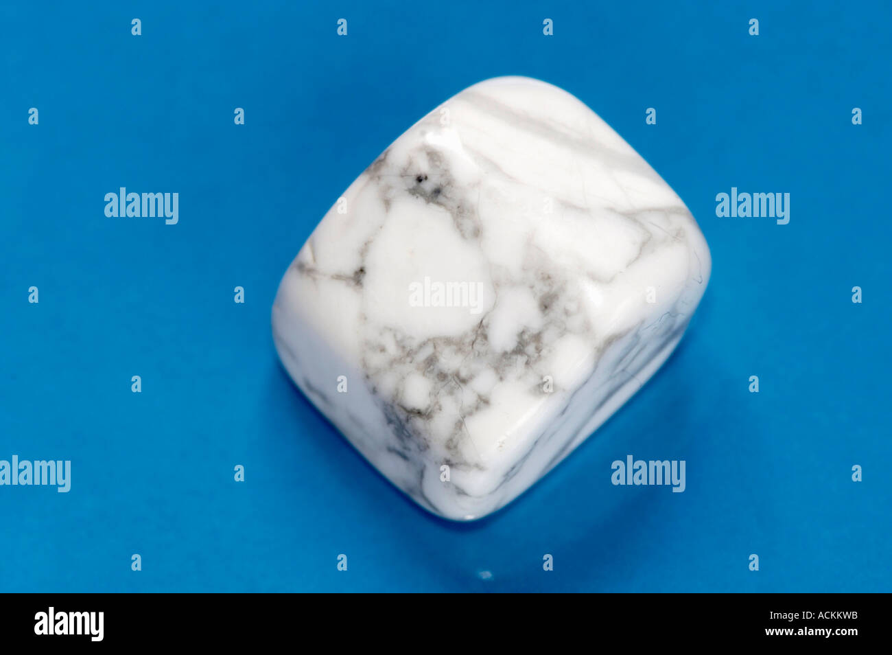 Howlite hi-res stock photography and images - Alamy