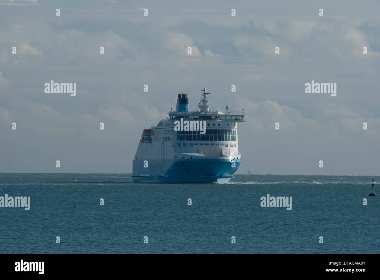 Europe uk england kent ferry arriving dover Stock Photo - Alamy
