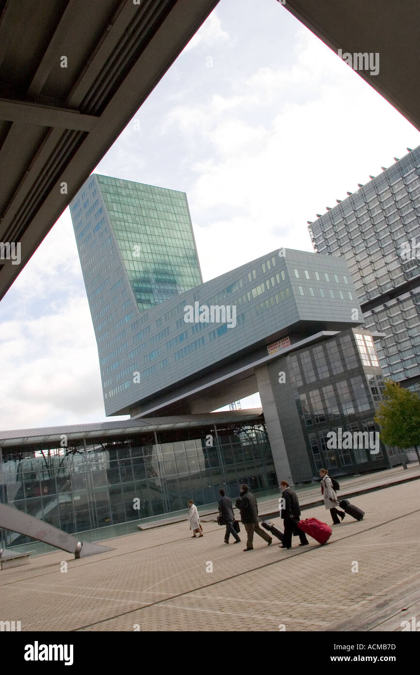 Modern office building in hi-res stock photography and images - Alamy